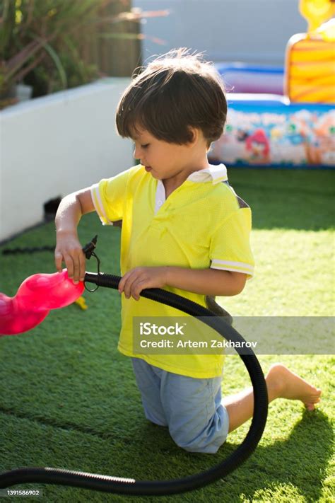 어린이 펌프는 어린이 생일 파티에서 풍선을 팽창시킵니다 캠핑에 대한 스톡 사진 및 기타 이미지 캠핑 공기 주입 귀여운 Istock