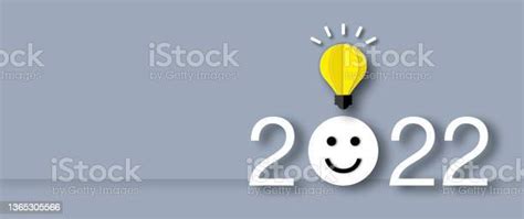 회색 배경에 전구와 2022 년 행복한 얼굴 혁신적인 비즈니스 비전을 위한 개념 0명에 대한 스톡 벡터 아트 및 기타 이미지 0명 2022년 개념 Istock