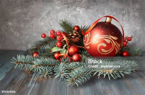 싸구려 전나무 나뭇가지와 소박한 나무에 서 리 낀된 열매와 크리스마스 합의 0명에 대한 스톡 사진 및 기타 이미지 0명 12월 공 스포츠 장비 Istock