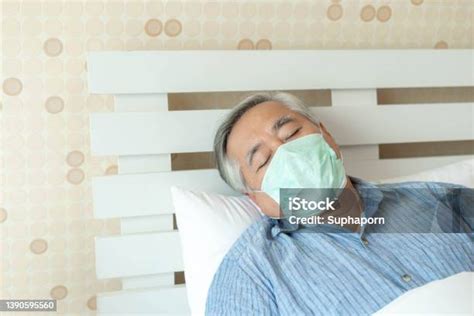 침대에 누워 있는 노인 환자 안면 마스크를 착용한 아시아 노인 환자 의료 및 건강 관리 개념 65 69세에 대한 스톡 사진 및