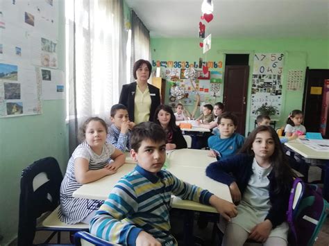 Iiiბ კლასში დამრიგებლის ჯუნა ჩხიტუნიძის ინიციატივით მოეწყო ნოდარ დუმბაძის შემოქმედებითი საღამო