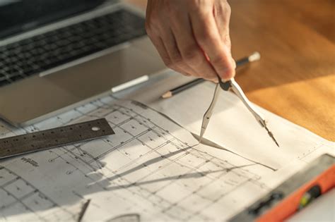 건축가 가정 건설 현장에서의 프로젝트 계획 및 작업 일정 진행에 관한 도면 문서 작성 개념에 대한 스톡 사진 및 기타 이미지 개념 건설 산업 건축가 Istock