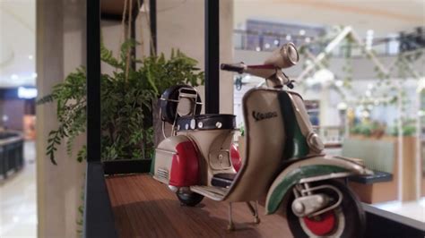 무료 이미지 오토바이 자동차 조명 자동차 타이어 자동차 디자인 차량 목재 바닥 펜더 가장자리 스쿠터 관엽 식물 권위 있는 기계 자동차 바퀴 시스템