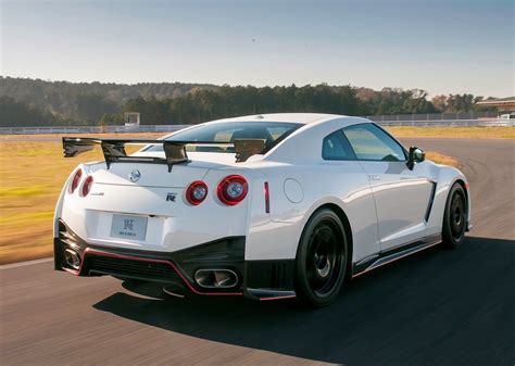 Nissan Gt R R35 Nismo Specs Performance And Photos 2014 2015 2016