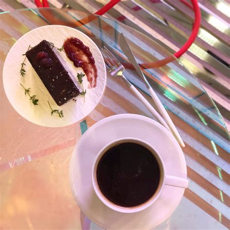 더이퀼리브리엄커피 이퀼리브리엄의 초콜릿케이크 프랑브와즈쇼콜라 라즈베리와 함께 한 초콜릿케이크지만 Facebook