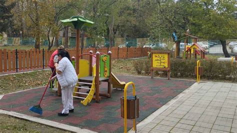 Екипи на детските ясли градини и училища се включиха в почистването след урагана Животът