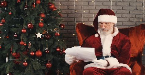 12월 Navidad 가족 휴가 겨울 계절 고요한 밤 기분 좋은 남자 독서하는 따뜻한 메리 크리스마스 명절 카드 벽난로 벽돌 벽 북극 빨간 옷