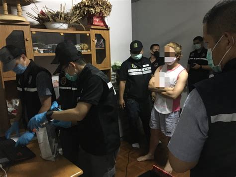 จนท บุกจับกุมอดีตอาจารย์พิเศษโรงเรียนชื่อดัง เก็บภาพโป๊เปลือยของเด็กชายและหญิงจำนวนมาก Chiang