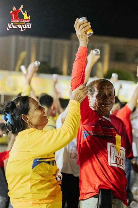 ជួយស៊ែរផង ប៊ូសស្រ្តង លើកទឹកចិត្តគូស្នេហ៍វ័យចំណាស់ ១លានរៀល ដែលតស៊ូកាន់កំប៉ុង ៦ម៉ោង Khmerload