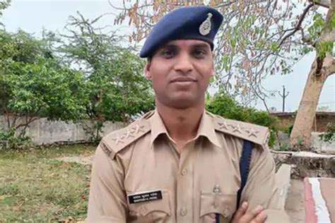 Police Officer Santosh Patel Who Once A Daily Labourer Becomes A Dsp Of Gwalior Dgtl Anandabazar