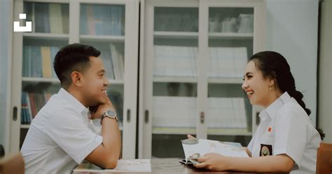 한 남자와 한 여자가 테이블에 앉아 컴퓨터를 보고 있다 사진 Unsplash의 무료 소녀 이미지