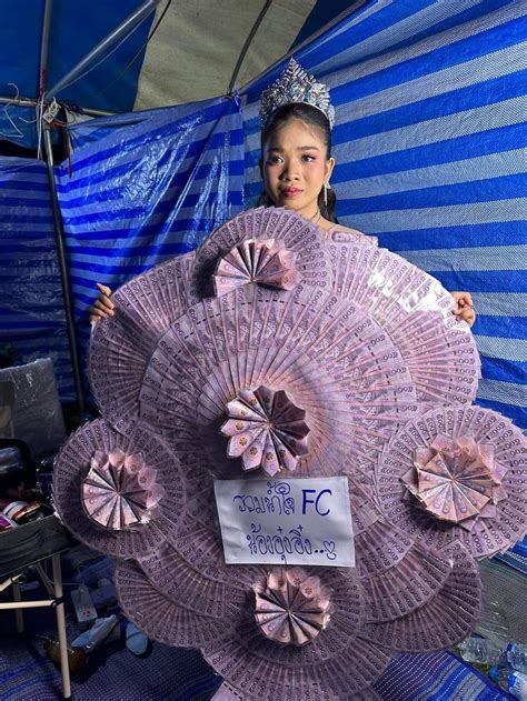 ฮือฮายกใหญ่ อุ๋งอิ๋ง เพชรบ้านแพง ได้มาลัยน้ำใจจาก Fc มูลค่ากว่า 3 ล้าน