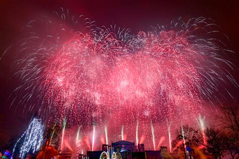 아름다운 화려한 불꽃 놀이는 새해 축하 기간 동안 눈부신 디스플레이로 하늘을 밝힙니다 복사 공간이 있는 추상 색상의 불꽃놀이 배경 축하 및 기념일 개념 0명에 대한 스톡