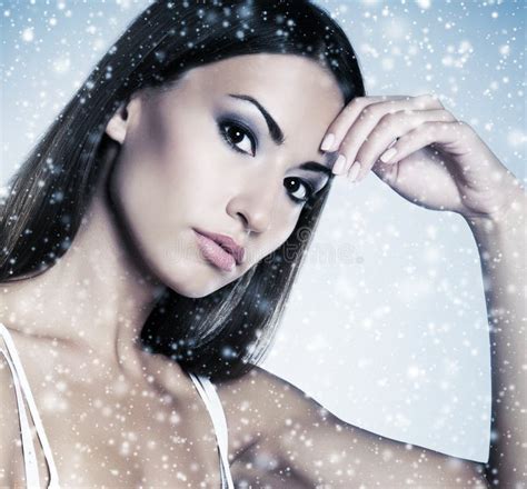 Retrato Del Encanto De La Mujer Joven Y Atractiva En Maquillaje Foto De