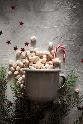 흰색 배경에 마시멜로의 작은 통에서 흩어져 복사 공간을 복사합니다 수직 뷰입니다 커피에 달콤한 첨가제 어린이의 단맛 크리스마스 달콤한 지팡이 갈색에 대한 스톡 사진 및 기타