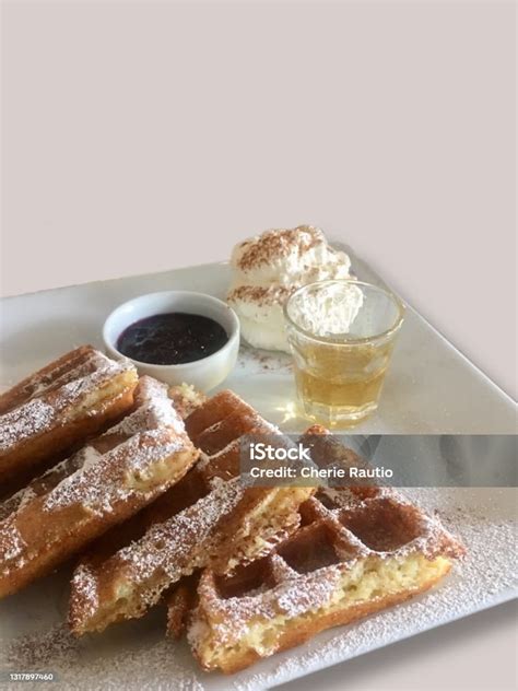 신선한 벨기에 와플 휘핑 크림과 시럽의 아침 식사 접시 공간을 복사합니다 베이지 색 배경 0명에 대한 스톡 사진 및 기타 이미지 Istock