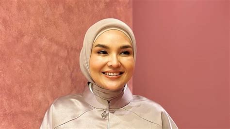 Sosok Dan Perjalanan Karier Ria Miranda Desainer Modest Fesyen Ternama