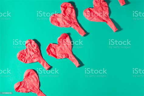 청록색 배경에 분홍색 하트 모양의 풍선 발렌타인 데이 배경 텍스트 장소 2월에 대한 스톡 사진 및 기타 이미지 2월 개념 개념 기호 Istock