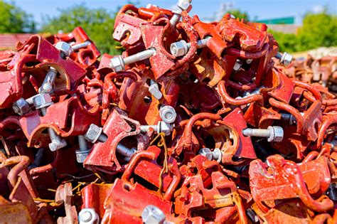 Tumpukan Sambungan Perancah Yang Dibongkar Berserakan Di Tanah Foto Stok Unduh Gambar Sekarang