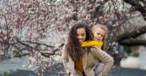 탈 시간입니다 공원에서 딸과 함께 있는 아프리카계 미국인 어머니 사진 Unsplash의 초상 이미지