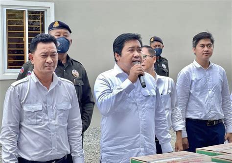 លោកអភិបាលខណ្ឌព្រែកព្នៅធឹម សំអាន ជួបសំណេះសំណាល ផ្ដល់អំណោយដល់