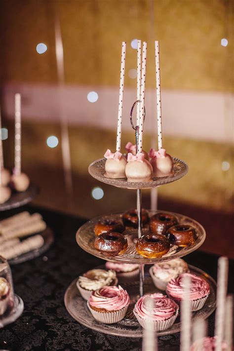 무료 사진 사탕 과자 컵 케 익 케이크 가게 파티 유리 저녁 식사 설탕 음식 초콜릿 실내