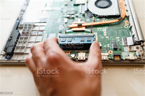 손으로 노트북에 메모리 모듈 Ddr4 램 설치 개념에 대한 스톡 사진 및 기타 이미지 개념 개선 남자 Istock