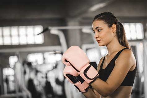 아름 다운 여자 복 서의 타격 체육관에서 거 대 한 샌드 백 운동 클래스에 맞게 복 서 여 자가 직접 동적 운동을 했다 건강 스포츠 라이프 스타일 피트 니스 운동 개념 복사