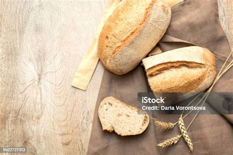 파삭 파삭 한 빵 한 덩어리와 복사 공간이있는 나무 배경에 바게트 조각 구운 패스트리 음식 클로즈업 감자 칩에 대한 스톡 사진 및 기타 이미지 Istock