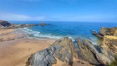 Algarve의 높은 야생 절벽 바위가 많은 봉우리 청록색 바다 및 파도의 하얀 거품이 있습니다 0명에 대한 스톡 사진 및 기타 이미지 Istock