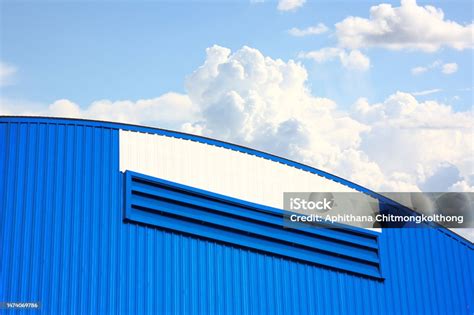 푸른 하늘 흰 구름 모양 자연 배경에 대한 지붕 통풍구가 있는 금속 시트 돔 지붕 강철에 대한 스톡 사진 및 기타 이미지