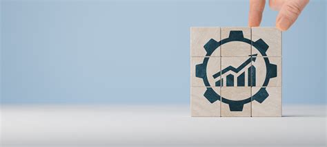 운영 우수성 개념입니다 탁월한 프로세스를 통한 생산성 나무 입방체에 대한 효율성과 효율적인 프로세스의 산업 관리 비용 절감 및 생산성 향상 웹 배너 가격에 대한 스톡 사진