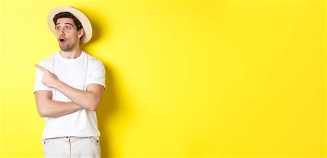 Concepto De Turismo Y Estilo De Vida Excitado Chico Guapo Con Sombrero De Paja Mirando