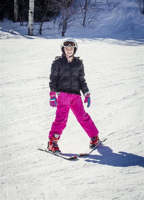 Bambina Sorridente E Carina Che Cavalca Una Valanga D Acqua In Un Parco