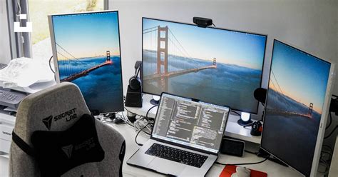 모니터 2대와 노트북이 있는 책상 사진 Unsplash의 무료 책상 이미지