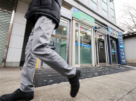 왜 이렇게 느리지 설 연휴 끝 뱅킹 앱에 12억건 금융거래 몰려 머니s