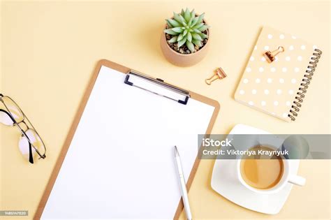 밝은 베이지색 배경에 빈 클립보드 메모장 안경 커피잔 및 액세서리가 있는 데스크탑 평면도 플랫 레이 모형 0명에 대한 스톡 사진 및 기타 이미지 Istock