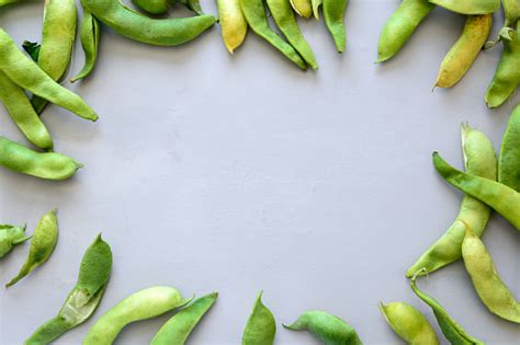 여자는 흰 강 낭 콩 콩 깍 지에서 밖으로 걸립니다 생활양식입니다 개념 수확 최고의 볼 수 있습니다 평면 배치 0명에 대한 스톡 사진 및 기타 이미지 Istock