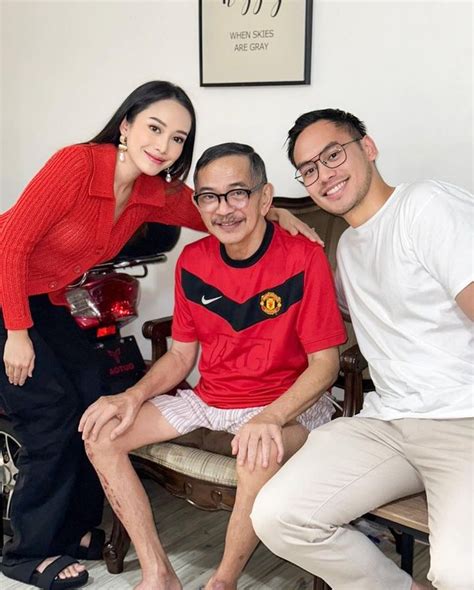 Portrait Of Ray Sahetapy Who Is Currently Ill Lying Weakly On The Bed