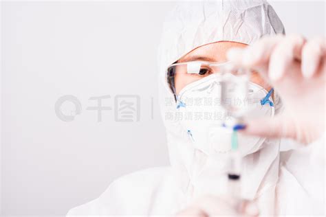 白色高清图片 白色防护服中的医护人员正在准备疫苗 人像图片免费下载 jpg格式 像素 编号 千图网