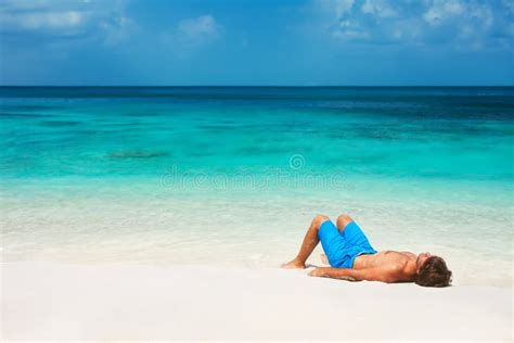Junger Mann Der Auf Dem Strand Sich Entspannt Stockfoto Bild Von Entspannt Strand
