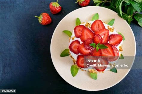 신선한 딸기 크림 축제 케이크는 검은 바탕에 민트 잎으로 장식 최고의 볼 수 있습니다 클로즈업입니다 딸기 쇼트 케이크에 대한 스톡 사진 및 기타 이미지 Istock