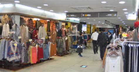 거울에 반사된 자신의 손에 잡힌 전문 소매치기범