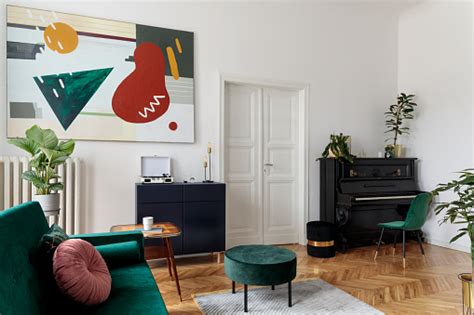 럭셔리 홈 인테리어 디자인 벨벳 소파 안락의 자 테이블 Pouf 화장실 및 Accessroies와 함께 피아노에 식물의 많은입니다 회화와 흰 벽입니다 써니 볼 수 있습니다