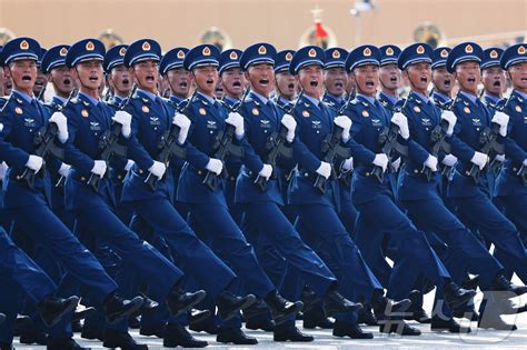 [포토]쭉 뻗은 다리 결연한 얼굴…중국 열병식 공군 대열 뉴스1