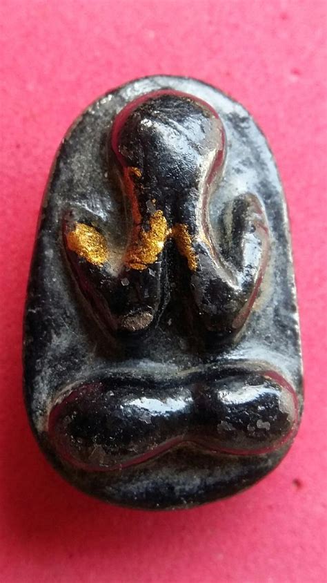 พระปิดตาเนื้อผงคลุกรัก หลังยันย์ หลวงปู่ไข่ วัดเชิงเลข Ennxo