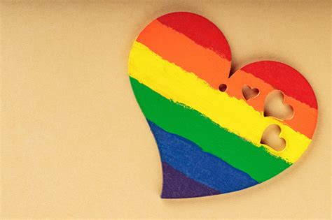 베이지색 배경에 무지개 색의 심장 Lgbt 평등권 운동과 양성 평등 개념 복사 공간 0명에 대한 스톡 사진 및 기타 이미지