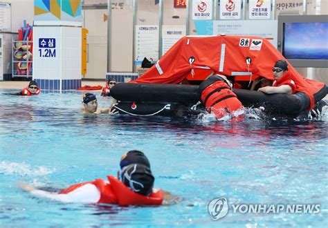 구명 뗏목 실습하는 초등학교 선생님들 연합뉴스