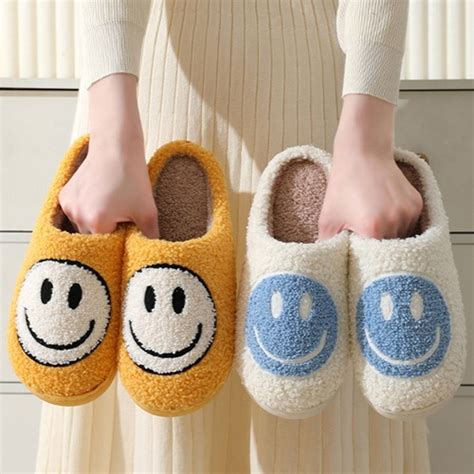 에드빈 뽀글이 스마일 커플 빅사이즈 털 슬리퍼 털신발 남자 직장인 사무실 거실화 퍼슈즈 털실내화 겨울 퍼 방한 통굽 양털 실내화 퍼슬리퍼 2cm