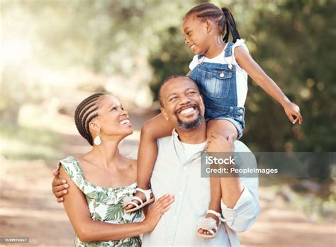 가족 사랑 그리고 행복한 엄마 아버지 딸이 여름 동안 공원에서 밖에 있는 아이들 성숙한 남자와 여자는 자연 속에서 귀여운 어린